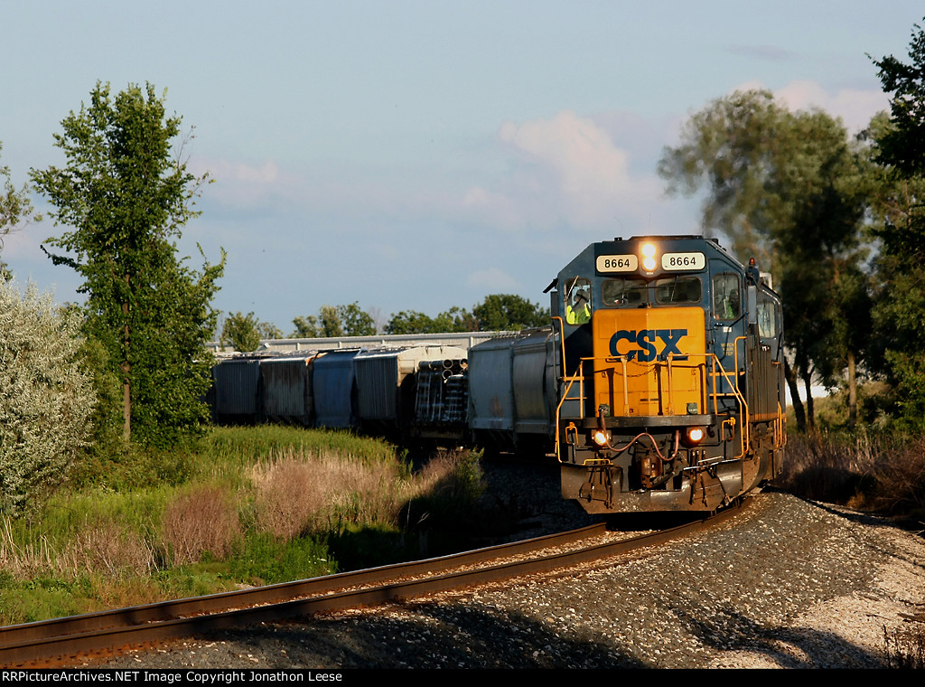 CSX 8664 rounds the curve at East Paris with Q335-03